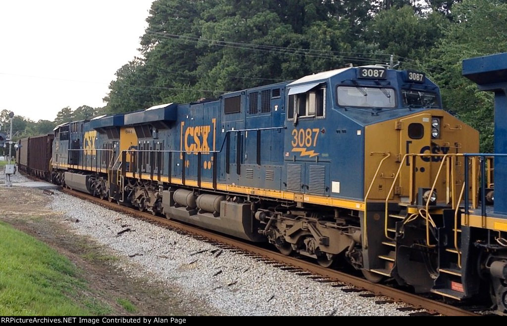CSX ES44AC-H 3087 runs second
